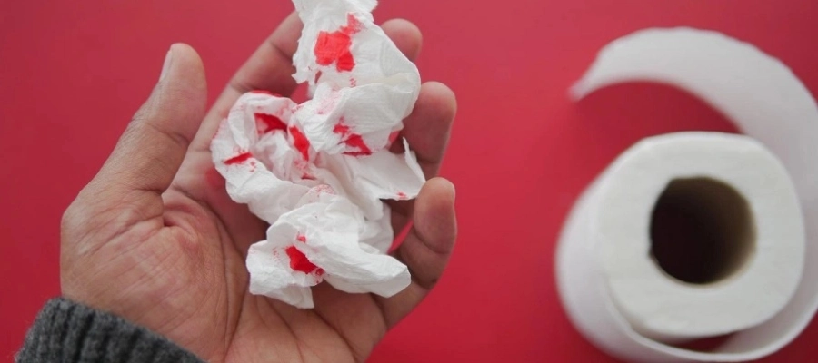 Sangue nas fezes: causas, quando é preocupante + prevenção - Tamarine